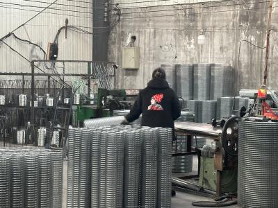 China Proteção vedação buraco quadrado revestido de zinco 2X2 malha de arame para construção de painéis de aço soldados à venda