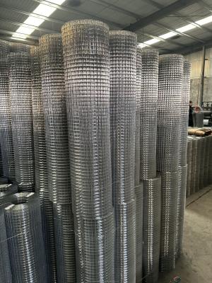 China Proteção vedação buraco quadrado revestido de zinco 2X2 malha de arame para construção de painéis de aço soldados à venda