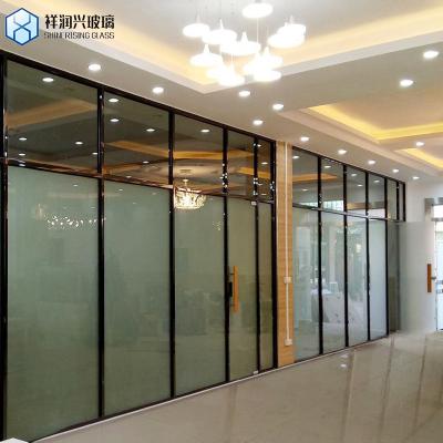 China Paneles de vidrio laminado templado a medida de borde plano y pulido para productos de vidrio grandes en venta