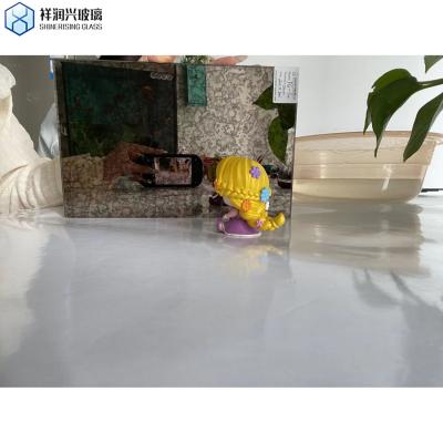 Cina Richiesta personalizzata di vetro per specchietti da parete decorativi con bordo lucidato piatto in vendita