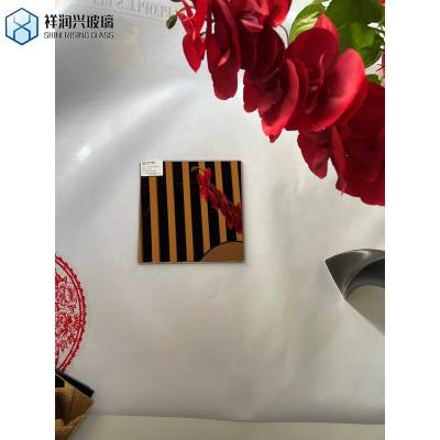 China Vibrante de color naranja tintado lámina de vidrio de espejo para la decoración de la pared de entretenimiento en forma de rectángulo en venta