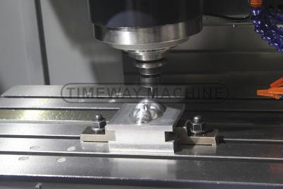 Cina VMC850L Centro di lavorazione verticale Macchina CNC con tecnologia di movimento del tavolo Y mm 500 in vendita