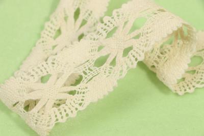 Cina disposizione Nonstretched del pizzo all'uncinetto del cotone di larghezza di 3.3cm con l'ornamento floreale in vendita