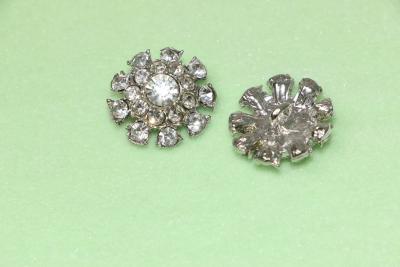 Cina il cristallo di rocca 34L si abbottona per il modello di fiore intarsiato ecologico dell'argento dell'abbigliamento in vendita