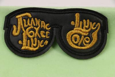 中国 黒いのどの革ガラスは金の金属糸が付いている刺繍パッチを形づける 販売のため
