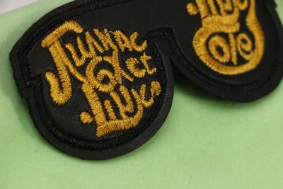 中国 黒いのどの革ガラスは金の金属糸が付いている刺繍パッチを形づける 販売のため