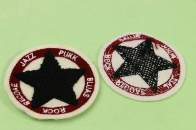 中国 黒い子供の人のジャケットのズボンのための5指された星が付いているタオルの刺繍のアップリケ パッチの円 販売のため