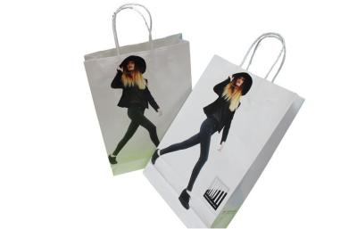 Cina sacchi di carta colorati di compera con le maniglie, borsa bianca d'imballaggio di Kraft dell'abbigliamento in vendita