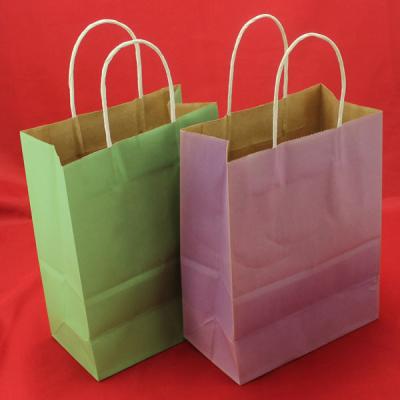 Cina Borse pieghevoli del regalo della carta colorata/sacchi di carta torti riciclabili della maniglia in vendita