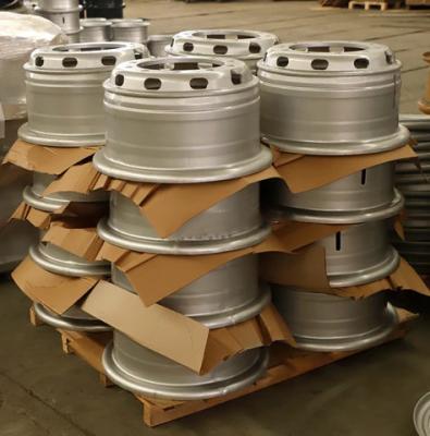 Cina Fuel Truck Wheels Rims 8.25x22.5 in vendita