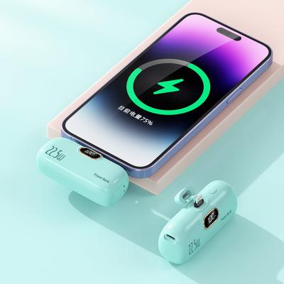 Cina Power Bank esterno ad alta capacità 5000mAh con display a LED e cavo di ricarica rapida in vendita