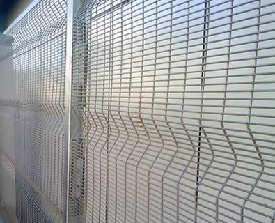 Anti-climb 3510 fence has galvanized surface and bending curves