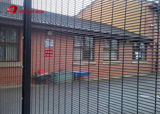 installation of mesh panels to posts
