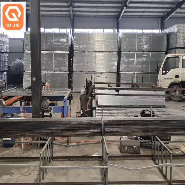 Customized Size Hot Galvanized Iron Roll Welded Wire Mesh for Farm