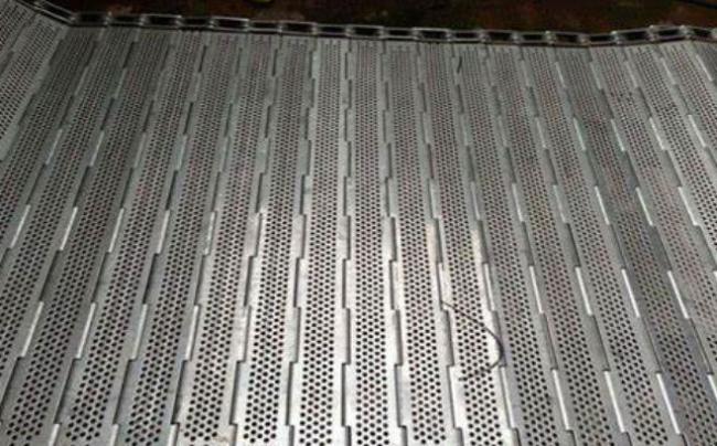 Vertical strip hole perforated metal plate conveyor belt.