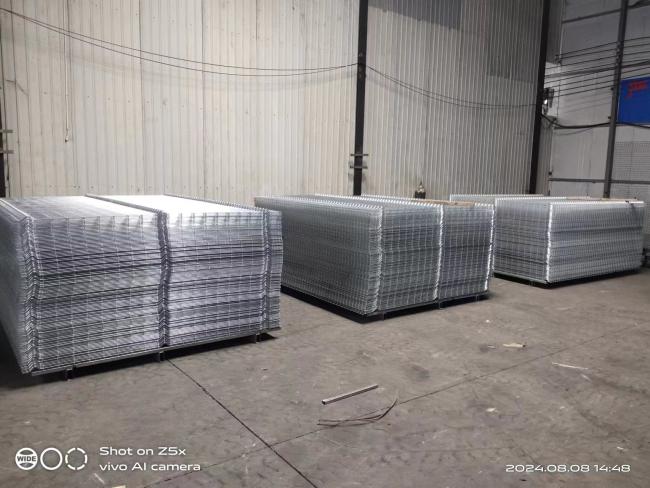 peach post curved mesh fence