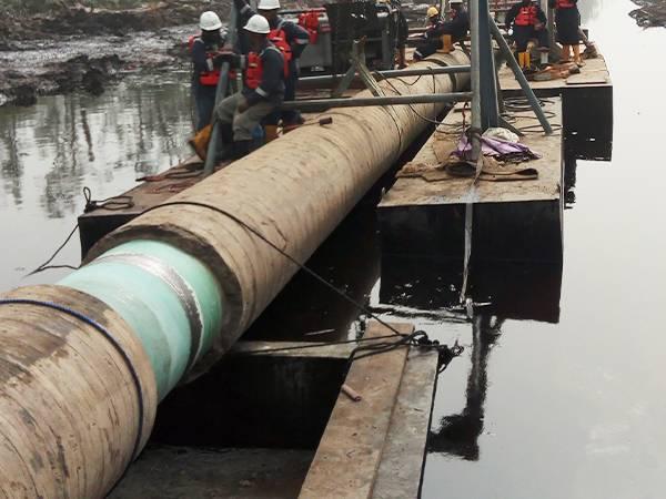 Gas & Oil pipelines with pipeline reinforced mesh over the river