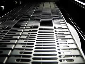 Китай Нержавеющая сталь Овальное отверстие Перфорированная пробитая сетка Декорированный металлический лист продается