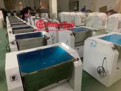 China Mezclador de pasta horizontal de la harina de la cuchilla plana industrial del mezclador capacidad de 100 litros para el bollo en venta