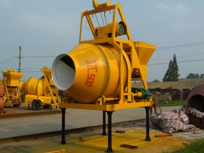 Cina Ruota di gomma che determina capacità elettrica del miscelatore di cemento 500L con il tamburo reversibile in vendita