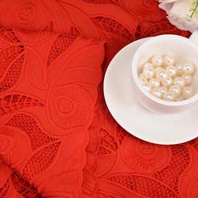 中国 水溶性のレース100%のポリエステル白い刺繍アイレット レースのトリムを飾りなさい 販売のため