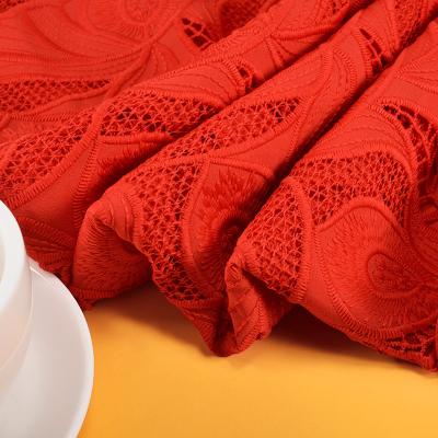 中国 水溶性のレース100%のポリエステル白い刺繍アイレット レースのトリムを飾りなさい 販売のため