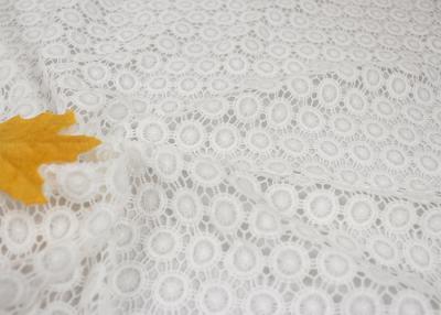 China Weißes chemisches wasserlösliches Guipurespitzen-Spitze-Gewebe durch das Yard für Partei-sexy Kleid zu verkaufen