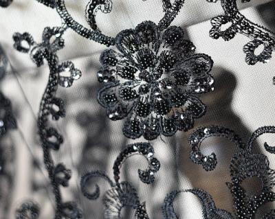中国 ビードが付いている黒い花の刺繍のアランソンのレースの生地、アイボリーの結婚式のレースの生地 販売のため
