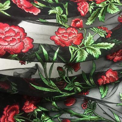 Cina il fiore di 3D Rosa ha ricamato il tessuto del pizzo di nozze della maglia dall'iarda per il vestito dalle donne in vendita