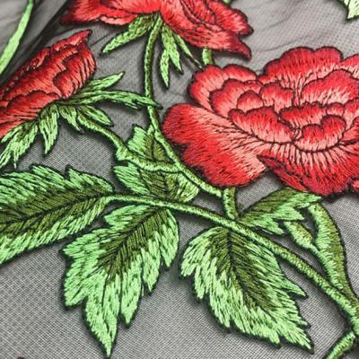 Cina il fiore di 3D Rosa ha ricamato il tessuto del pizzo di nozze della maglia dall'iarda per il vestito dalle donne in vendita