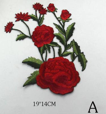 Cina Il poliestere ha ricamato il ferro sugli applique delle toppe con il fiore 19*14 cm di Rosa del boutique in vendita