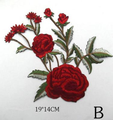 Cina Il poliestere ha ricamato il ferro sugli applique delle toppe con il fiore 19*14 cm di Rosa del boutique in vendita