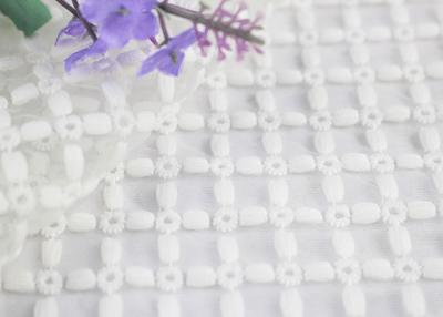 中国 ミルク絹アイレット花嫁の服のためのヤード設計によって刺繍される網のレースの生地 販売のため