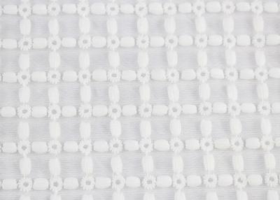 中国 ミルク絹アイレット花嫁の服のためのヤード設計によって刺繍される網のレースの生地 販売のため