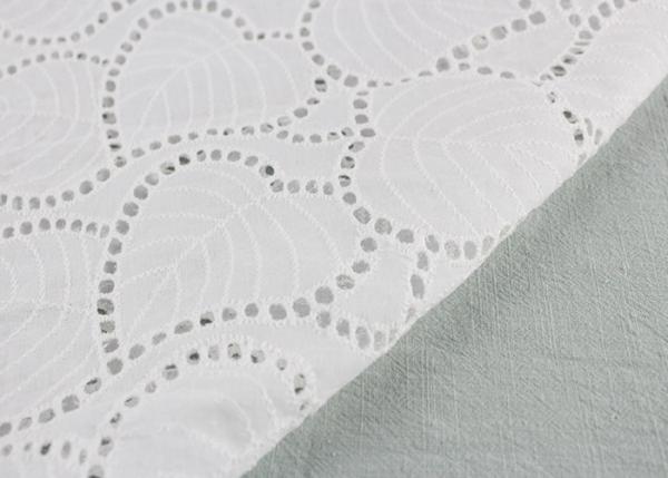 Modelli del ricamo della foglia del tessuto del pizzo del cotone dell'occhiello del bianco sporco per le bluse dei vestiti