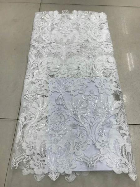 Luce nuziale in rilievo floreale del tessuto del pizzo ricamata zecchino brillante e struttura trasparente