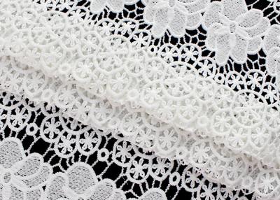China De witte Bloemenstof van het Guipure Zware Geborduurde Kant voor Geverifieerd Kledingssgs Te koop