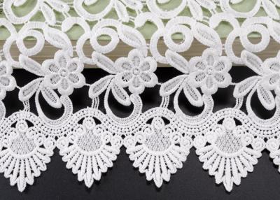 Cina Disposizione solubile in acqua del pizzo dell'etichetta dell'abbigliamento del fiore bianco per l'indumento comodo in vendita