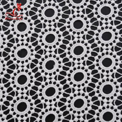 中国 アフリカ様式のギピールレースの水溶性のレース100%のポリエステル ミルクの絹の刺繍された生地 販売のため