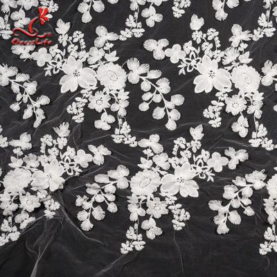 Cina 3d bianco ha ricamato il tessuto del pizzo per il vestito da sposa con rete di nylon elastica in vendita