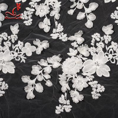 Cina 3d bianco ha ricamato il tessuto del pizzo per il vestito da sposa con rete di nylon elastica in vendita
