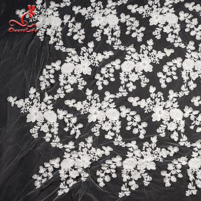 Cina 3d bianco ha ricamato il tessuto del pizzo per il vestito da sposa con rete di nylon elastica in vendita