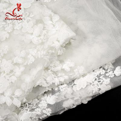 Cina 3d bianco ha ricamato il tessuto del pizzo per il vestito da sposa con rete di nylon elastica in vendita