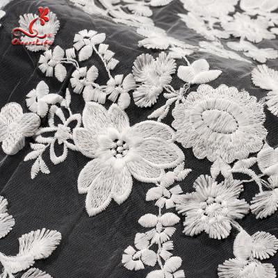 Cina 3d bianco ha ricamato il tessuto del pizzo per il vestito da sposa con rete di nylon elastica in vendita