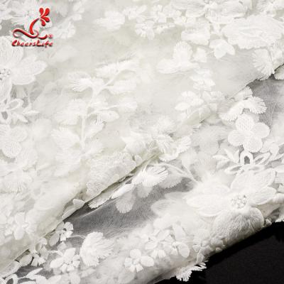 Cina 3d bianco ha ricamato il tessuto del pizzo per il vestito da sposa con rete di nylon elastica in vendita