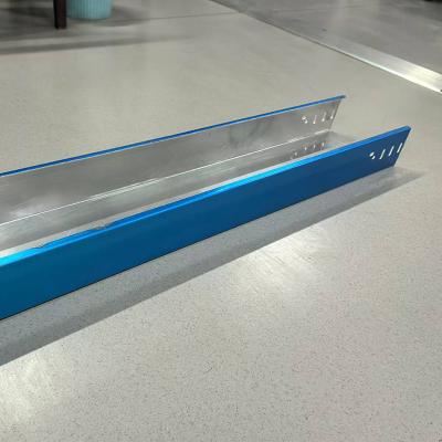 Cina 1.0mm-3.0mm Spessore Tavolo per cavi in alluminio conduttivo Da esterno Tavolo per cavi a fondo solido da interno in vendita