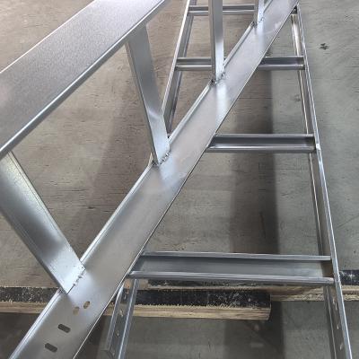 Cina Scala a scalinata in acciaio galvanizzato tipo trottoio per cavi lunghezza 3m-6m per lavori industriali e pesanti in vendita