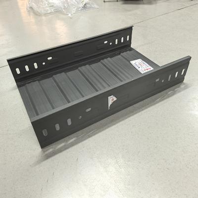 Cina 100mm 1000mm larghezza modellato cavo vassoio con resistenza rettangolare e UV in vendita