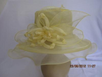Cina Il cappello di modo delle signore eleganti sgualcibili gialle dell'organza con le foglie ed il fiore di Overlocked in vendita