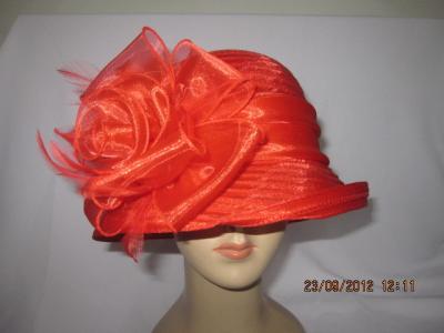 Cina Cappello elegante della campana di vetro dell'arco del nastro dell'organza delle donne su ordinazione con la piuma molle dentro per il partito in vendita